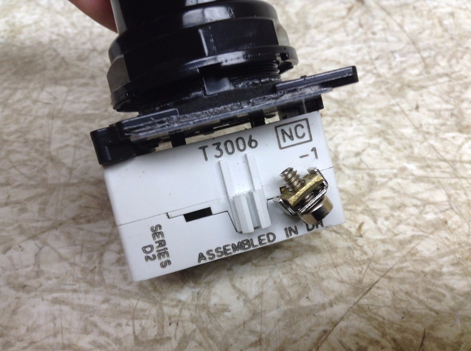 Cutler Hammer Eaton 10250T/91000T T3806 Emergency Stop Red Push Pull Button