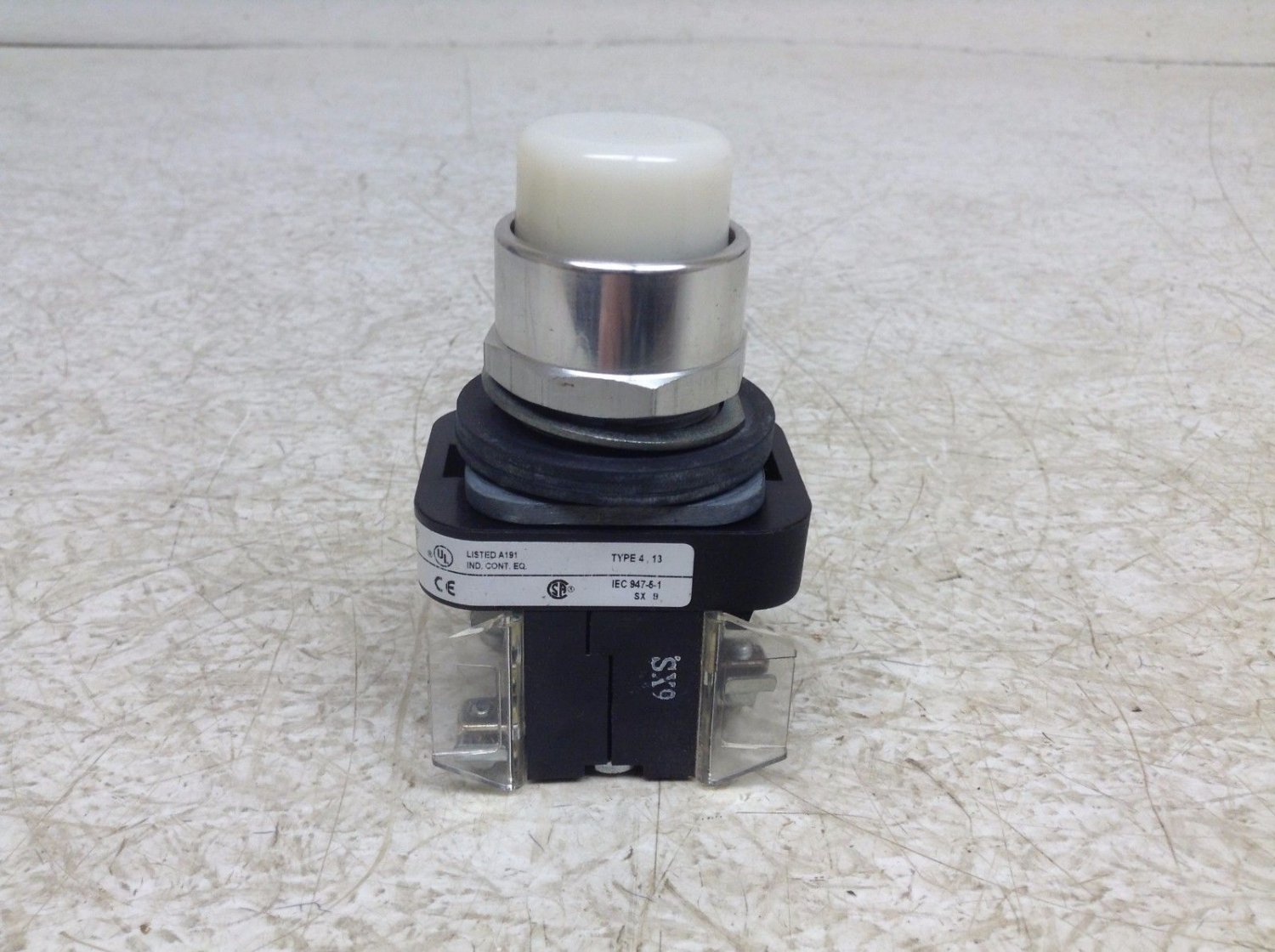 Allen Bradley 800T-QT24W White Illuminated Push Button 800TQT24W 800T