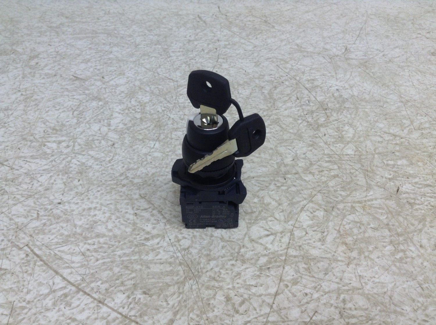 Allen Bradley 800F-X10 2 Position Maintained Key Selector 800F-X01 800FX10
