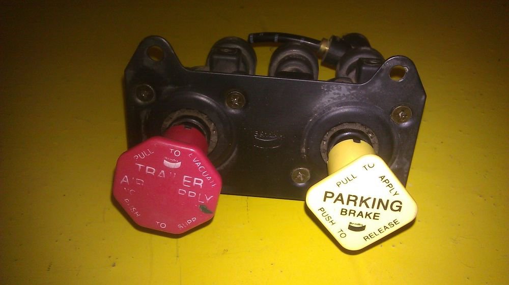 GENUINE BENDIX AIR BRAKE VALVE 3592131C91 / 5013475 / 5001231