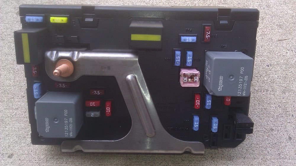 GENUINE GM SATURN ION 2004 - 2005 OEM BODY CONTROL MODULE 15797058