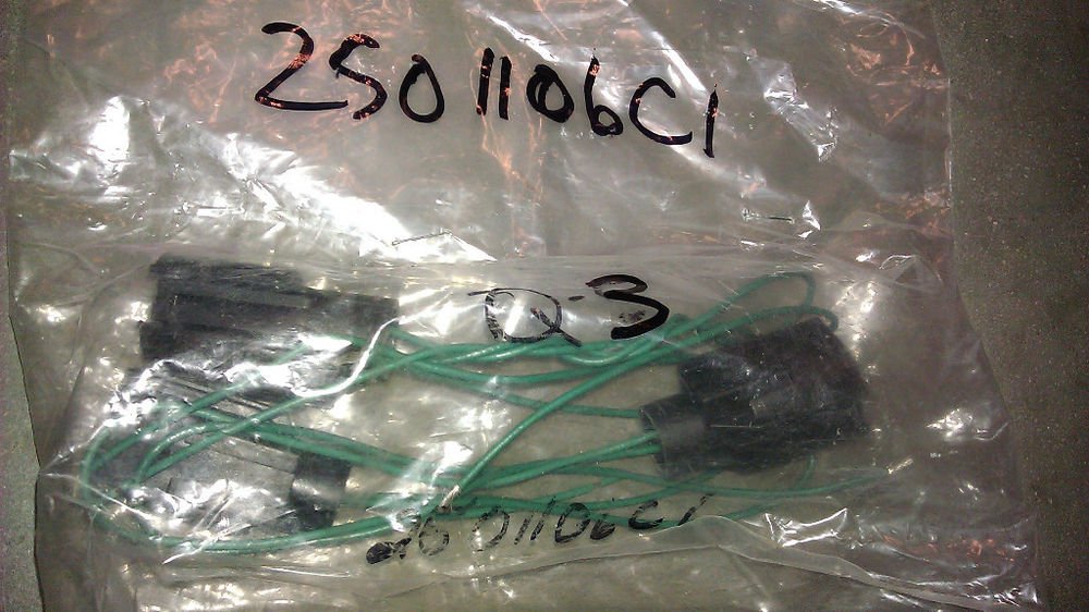 GENUINE INTERNATIONAL CONNECTOR 2501106C1 NEW IN PACKAGE QTY 3