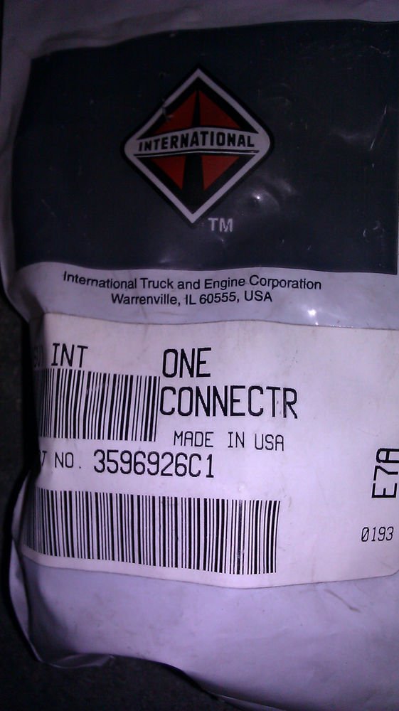 GENUINE INTERNATIONAL NAVISTAR CONNECTOR 3596926C1 NEW SURPLUS