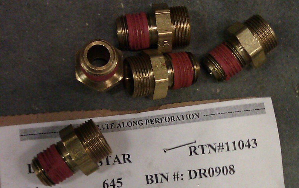 GENUINE INTERNATIONAL NAVISTAR CONNECTOR 606819C1 NEW SURPLUS