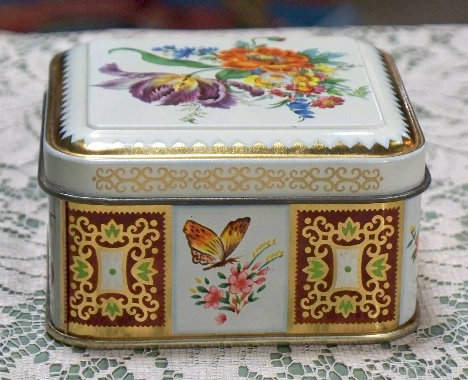 Design by Daher Long Island-NY container made in England small flower tin