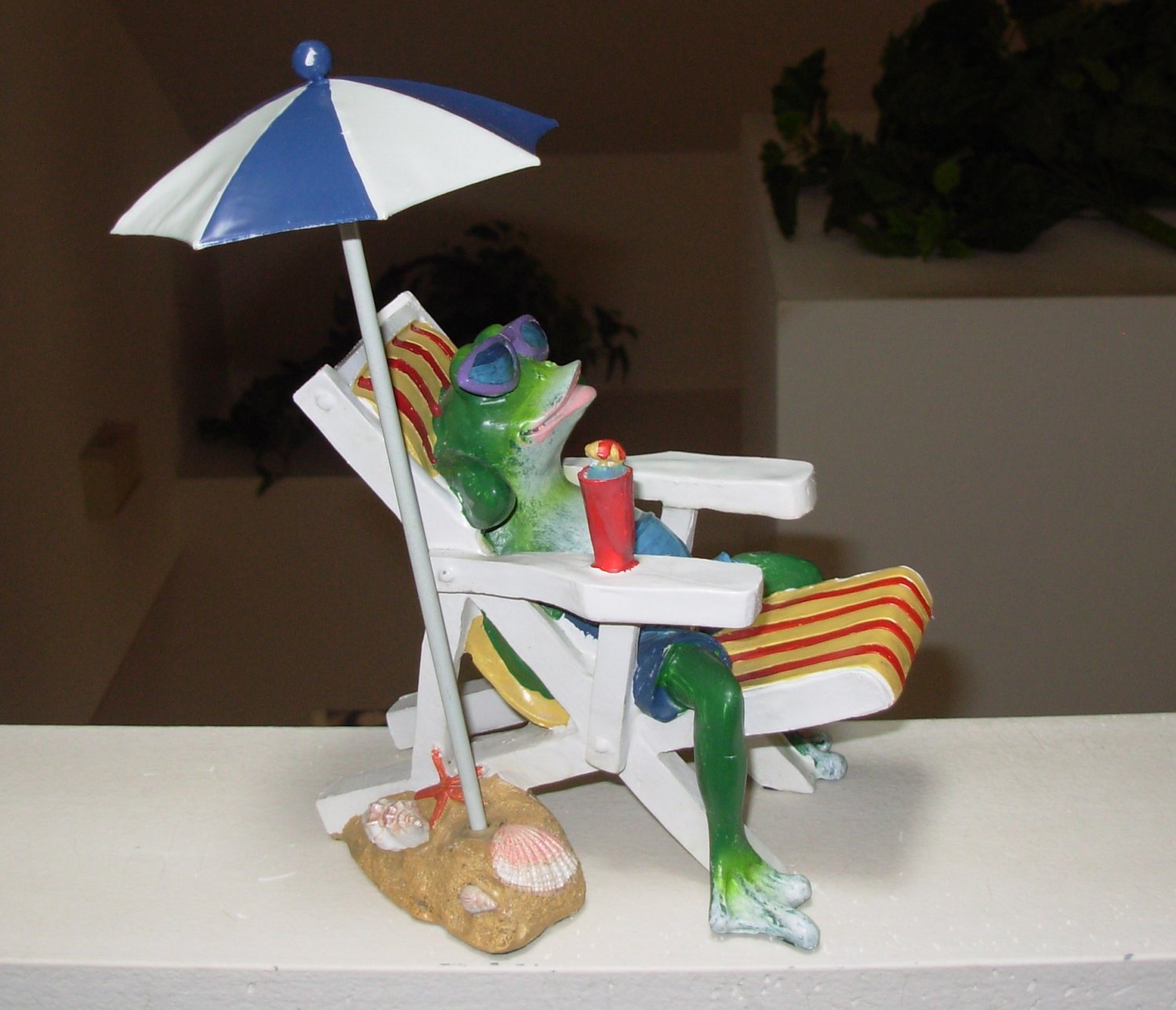 LOUNGE CHAIR FROG CHILLIN AT THE BEACH NEW POLYSTONE GANZ