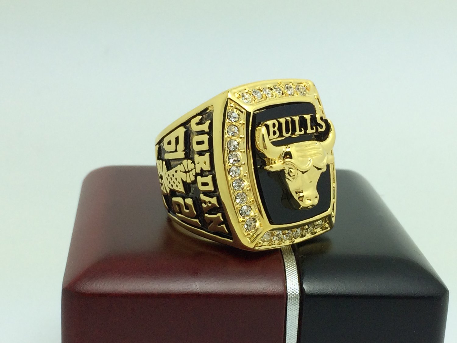 1991 Chicago Bulls Basketball NBA Championship Ring 10 Size With wooden box