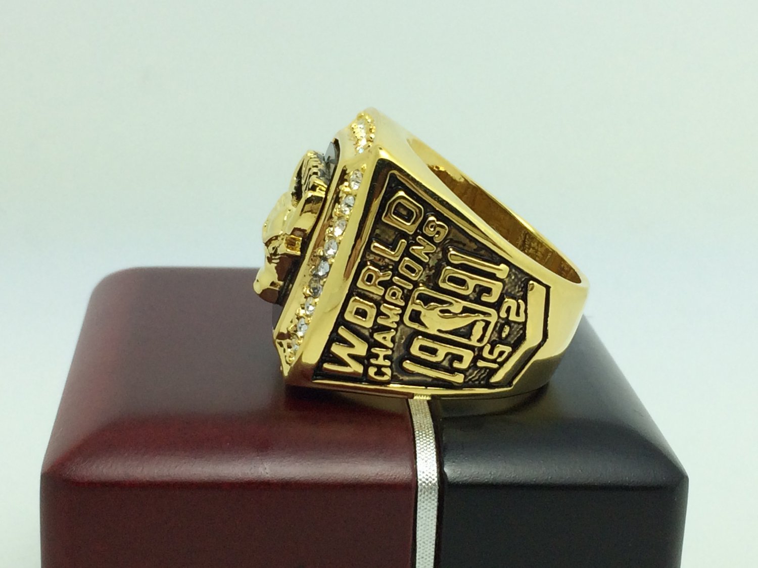 1991 Chicago Bulls Basketball NBA Championship Ring 10 Size With wooden box
