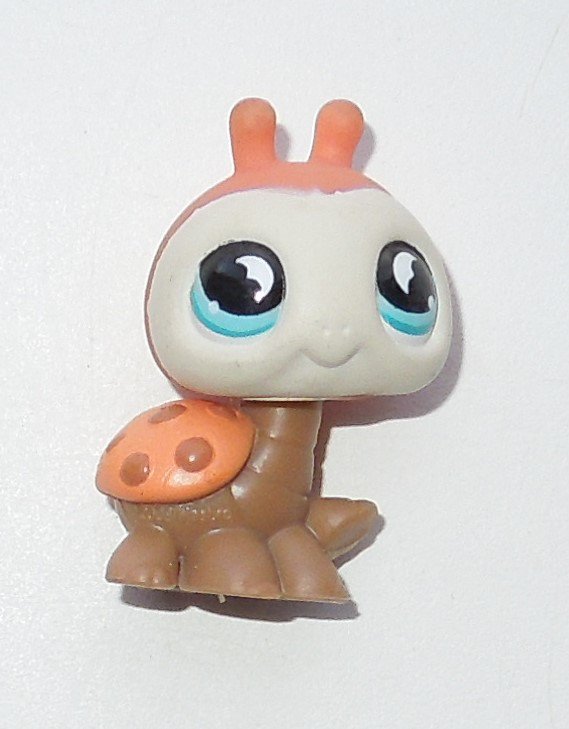 2008 Hasbro Littlest Pet Shop LPS #856 Chocolate Peach Lady Bug Blue Eyes