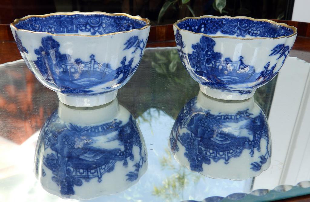 Antique Ceramics : A pair of 18th century Caughley porcelain Pagoda ...