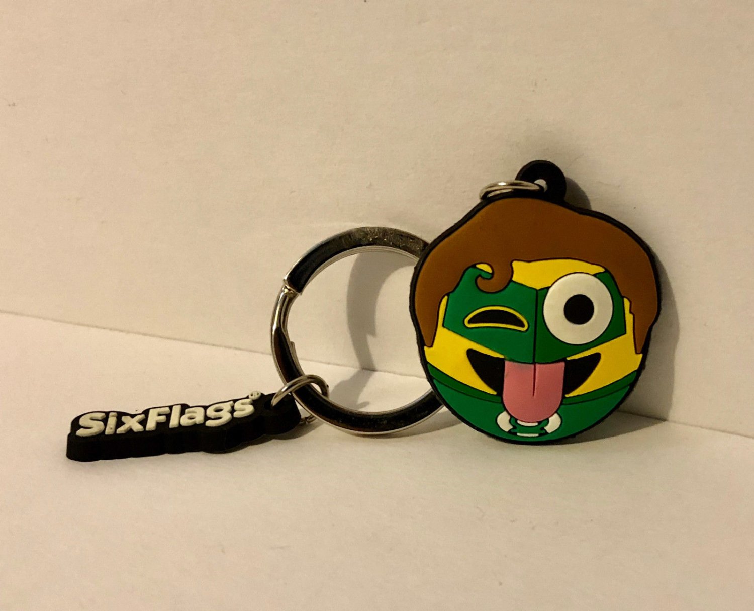 Six Flags Magic Mountain DC Comics Green Lantern Emoji Keychain