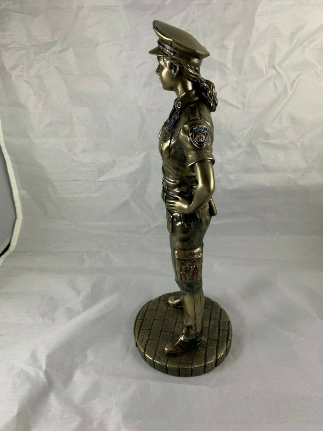 Policewoman - To Protect and Serve - Statue Sculpture Figurine NYPD