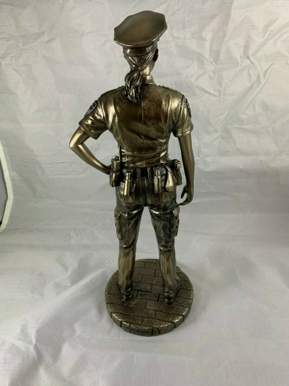 Policewoman - To Protect and Serve - Statue Sculpture Figurine NYPD