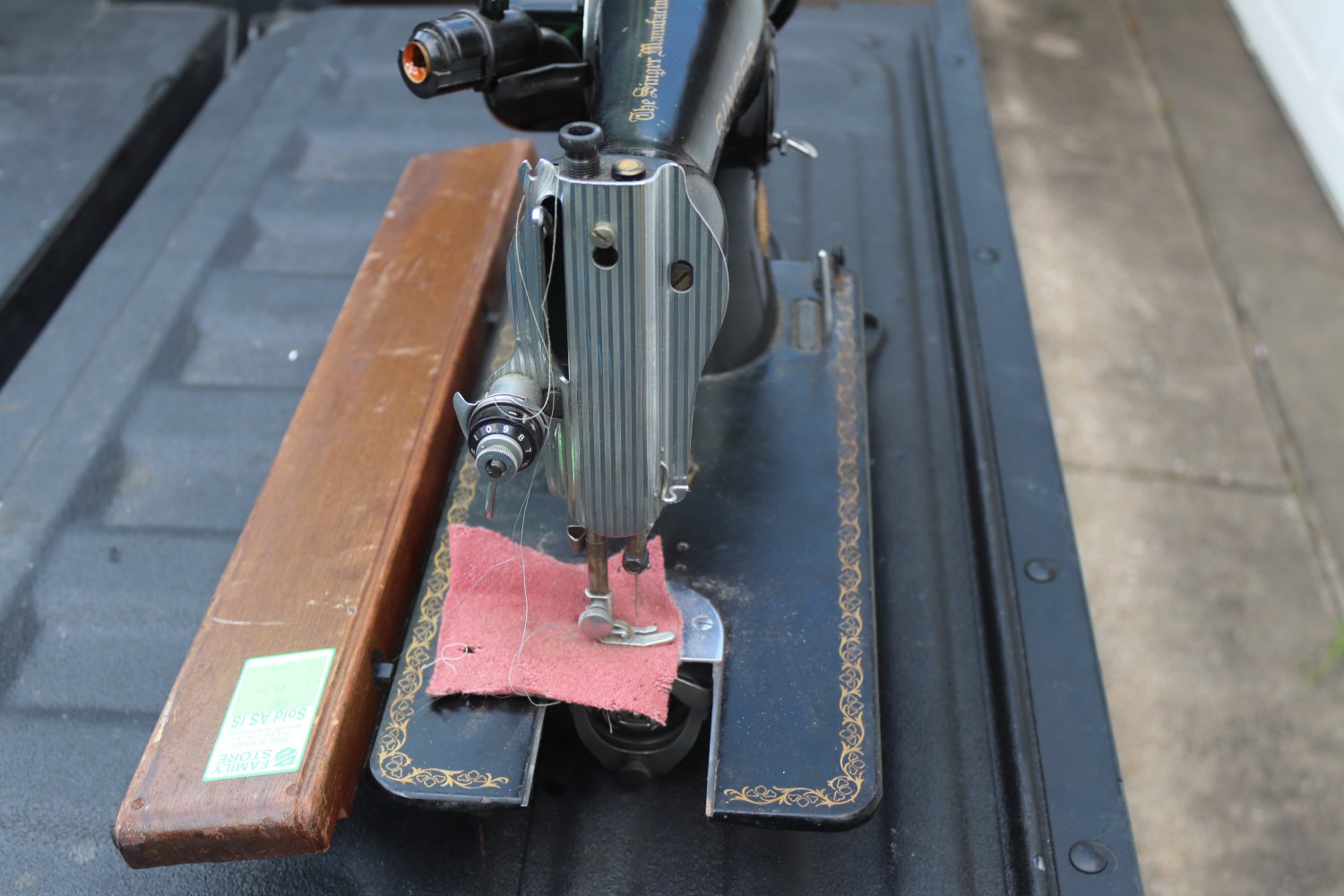Vintage Singer sewing machine for parts / restore / bits / pieces as is ...