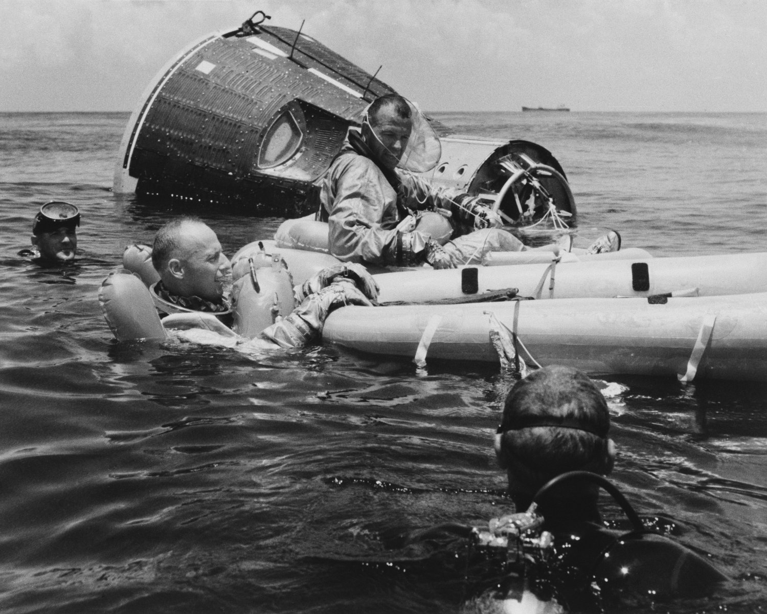 GEMINI 5 ASTRONAUTS COOPER & CONRAD PRACTICE OCEAN RESCUE - 8X10 PHOTO ...