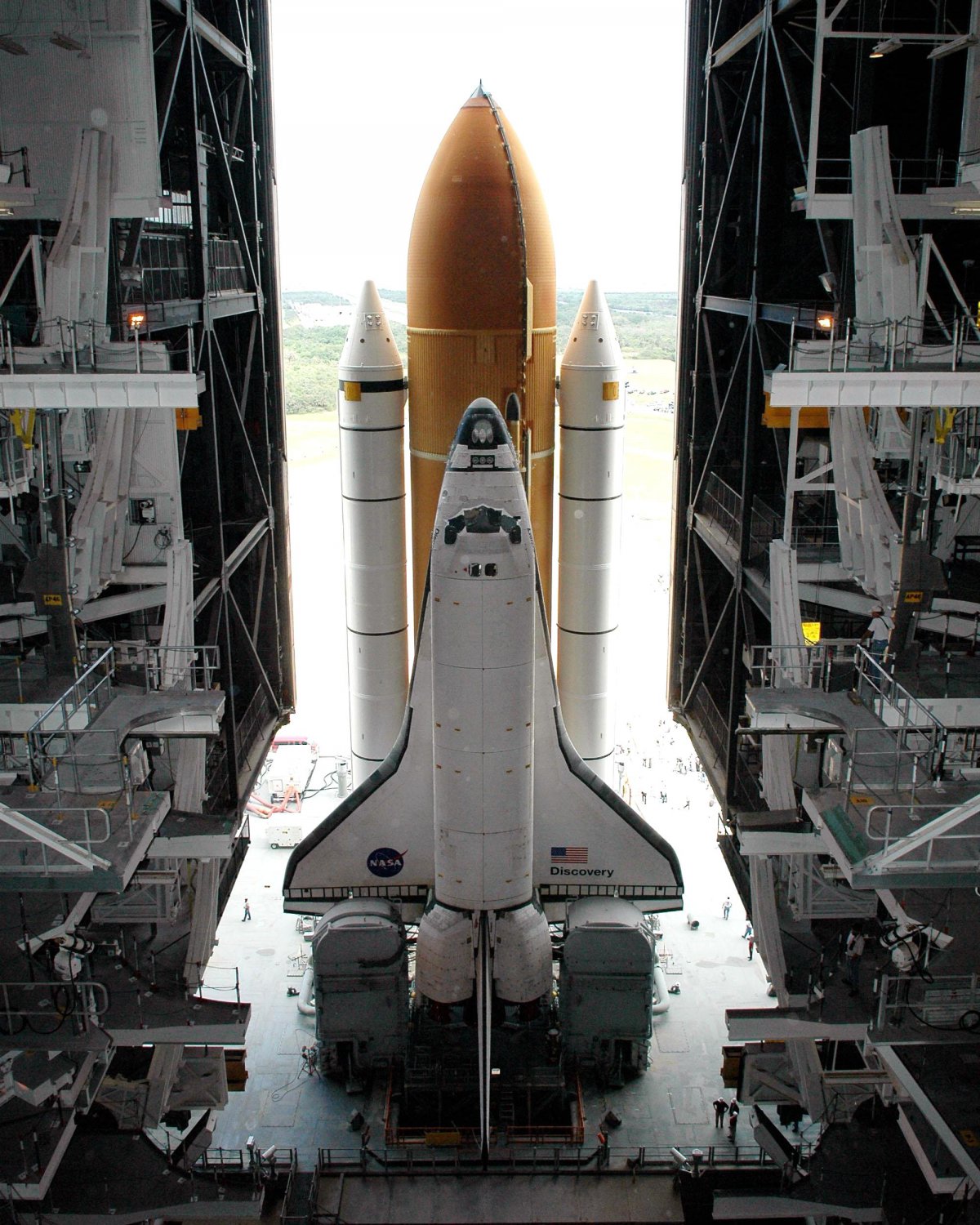 SPACE SHUTTLE DISCOVERY LEAVES VAB FOR LAUNCH PAD 39B - 8X10 NASA PHOTO ...