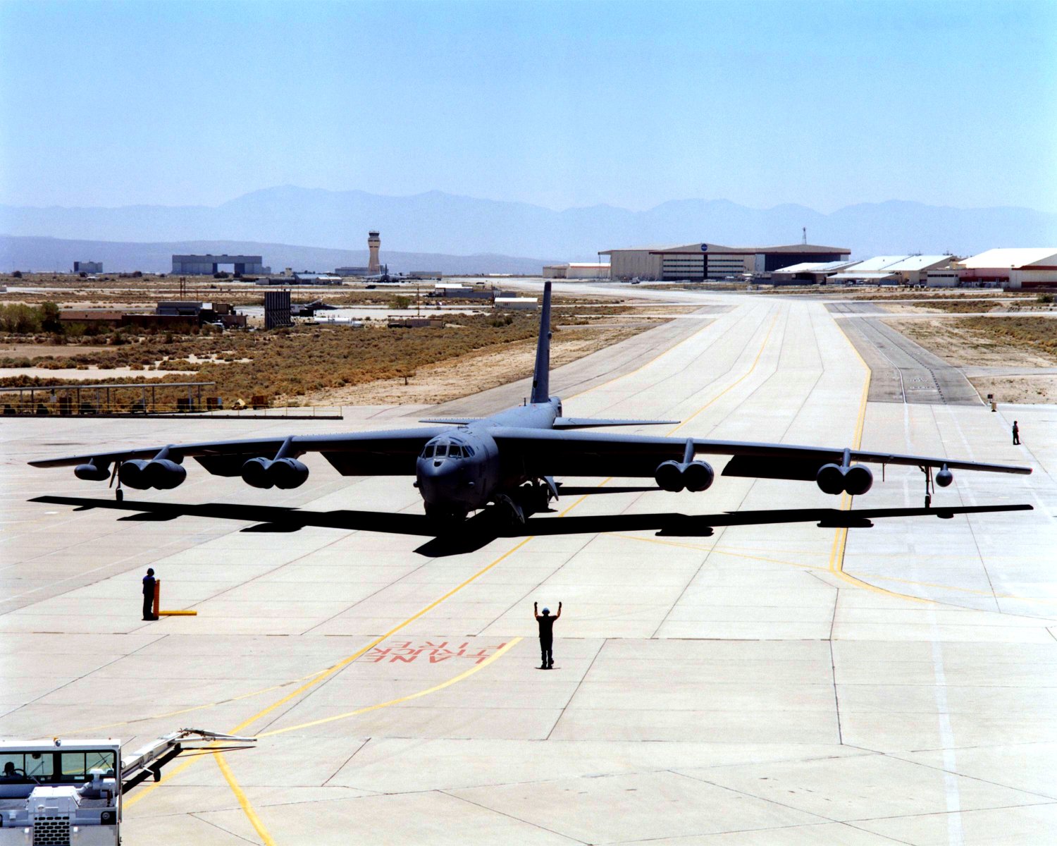 B-52 "H" MODEL AIRCRAFT DELIVERED TO DRYDEN IN 2001 - 8X10 NASA PHOTO ...