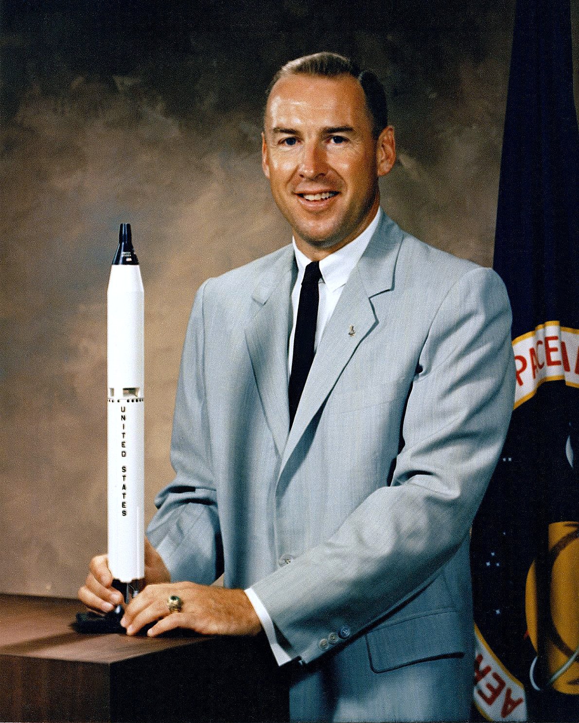 NASA ASTRONAUT JIM LOVELL IN 1966 PORTRAIT - 8X10 PHOTO (EP-648)