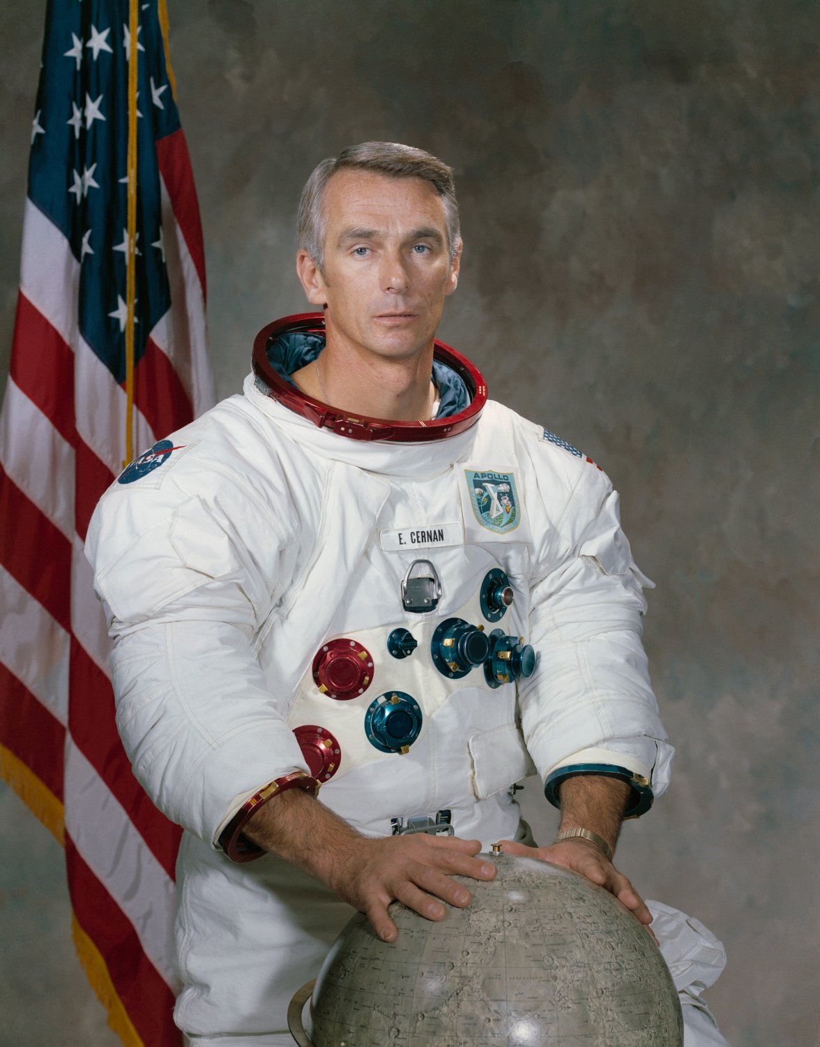 GENE CERNAN APOLLO 17 ASTRONAUT - 8X10 NASA PHOTO (EP-568)