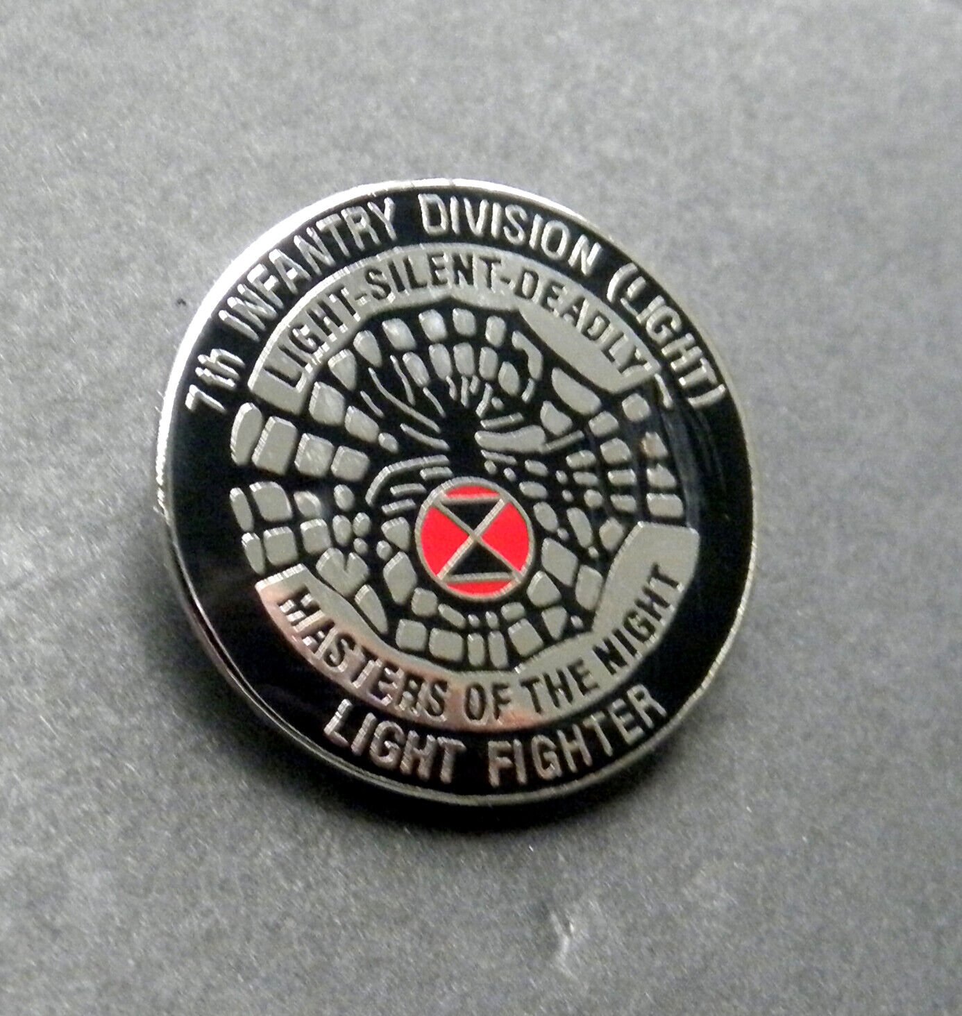US ARMY 7TH INFANTRY DIVISION LIGHT SILENT DEADLY LAPEL PIN BADGE 1 INCH