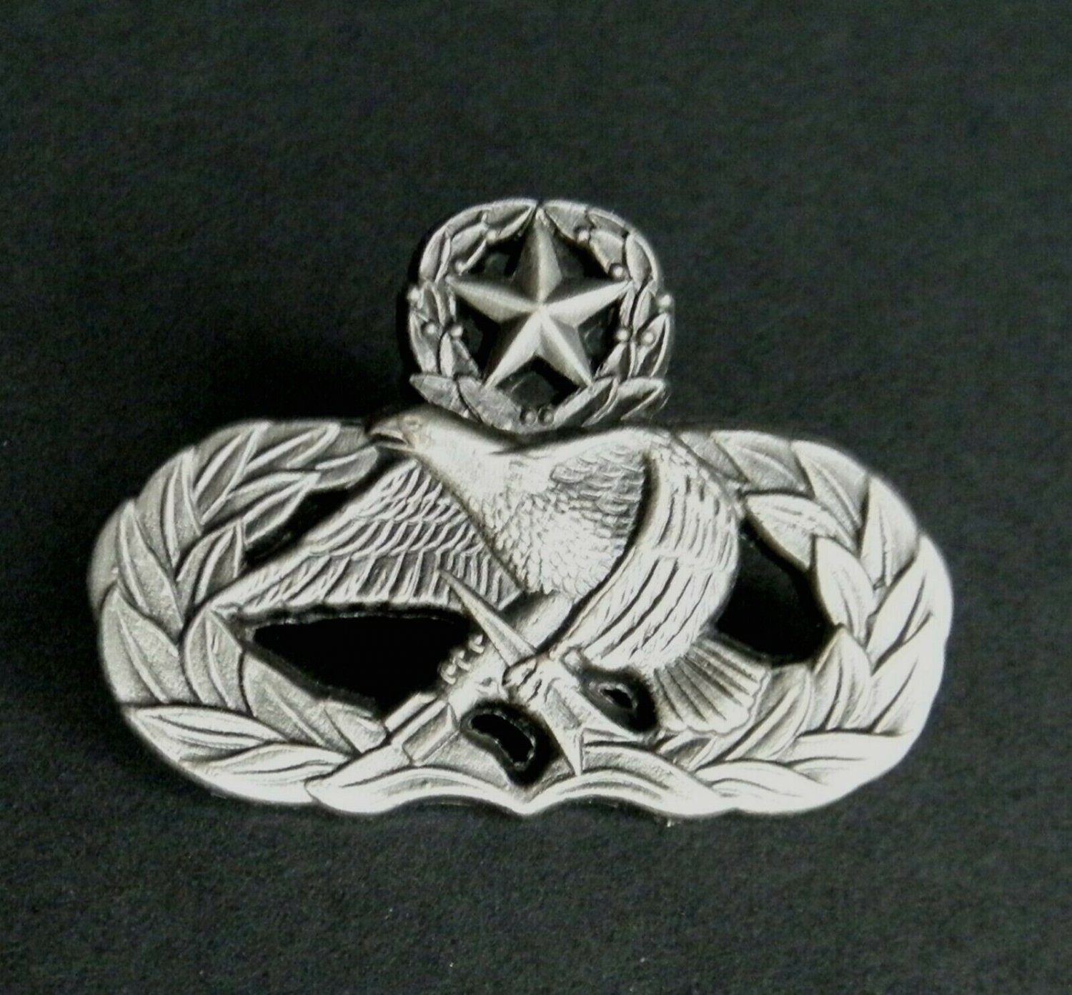 AIR FORCE USAF MASTER MAINTENANCE EAGLE WREATH LAPEL PIN BADGE 1.5/8 INCHES