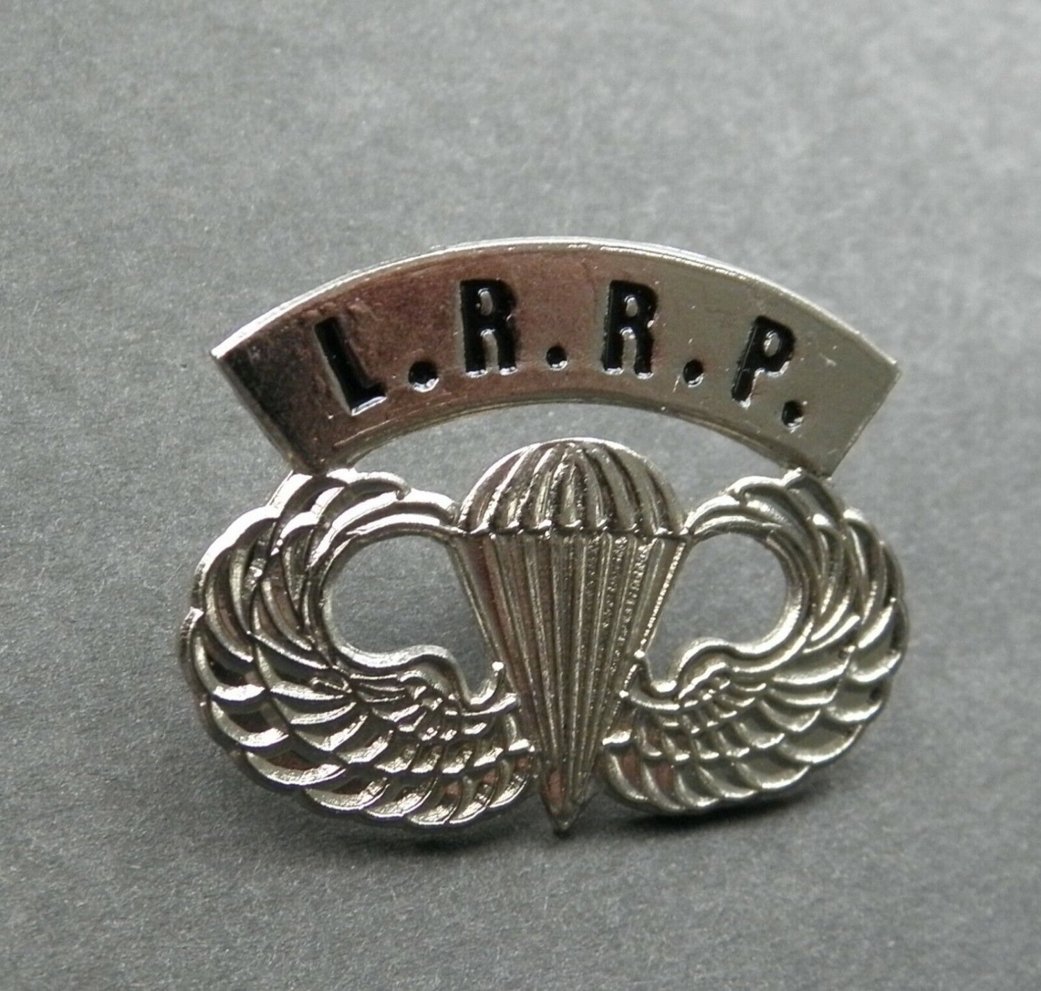 LONG RANGE RECONNAISSANCE PATROL LRRP PARATROOPER WINGS LAPEL PIN BADGE 1.2