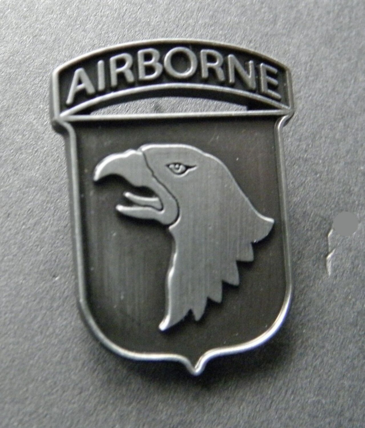 US ARMY 101ST AIRBORNE DIVISION PEWTER LAPEL PIN BADGE 1 inch