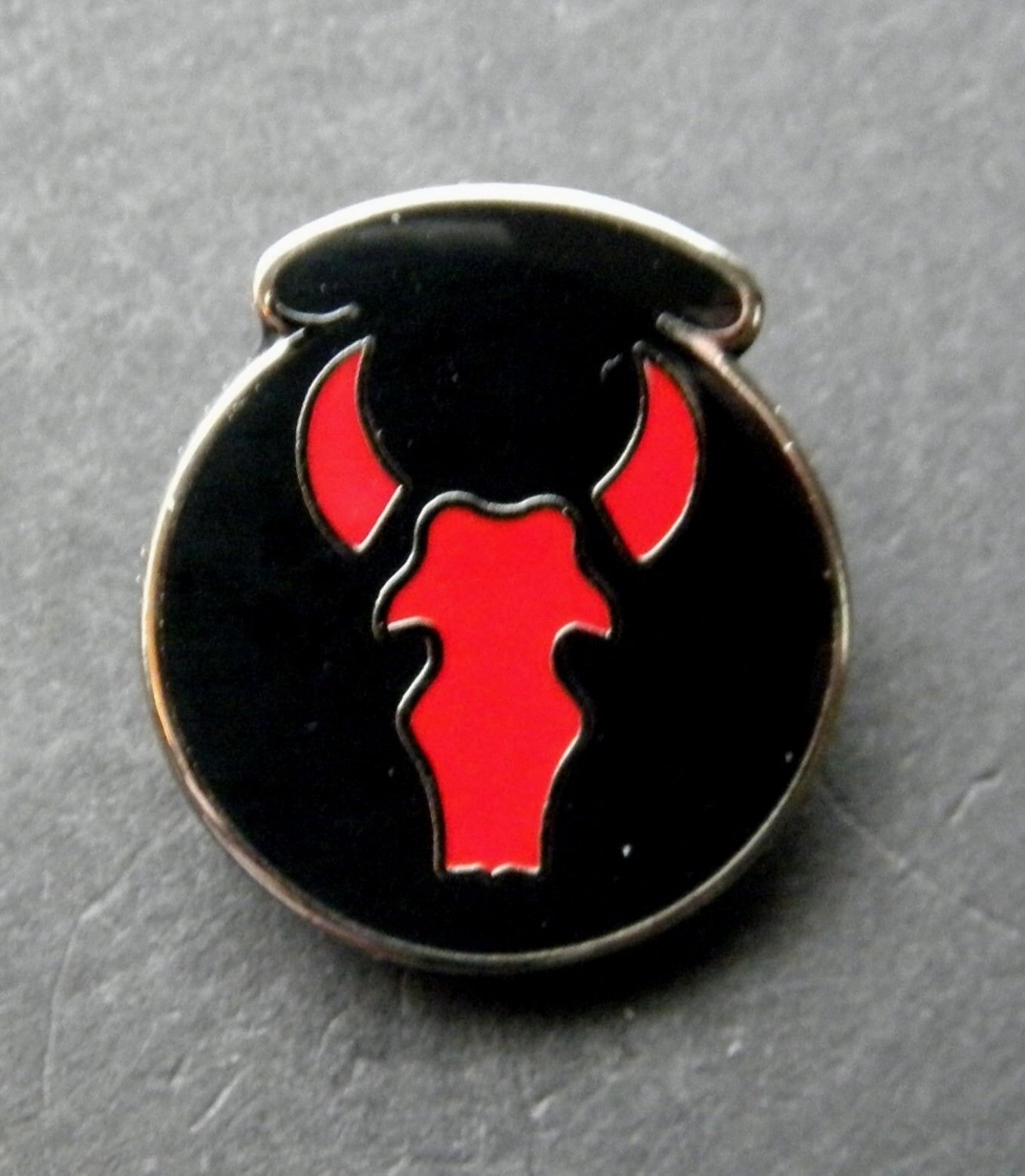 US ARMY 34TH INFANTRY DIVISION LAPEL PIN BADGE 1 INCH RED BULL