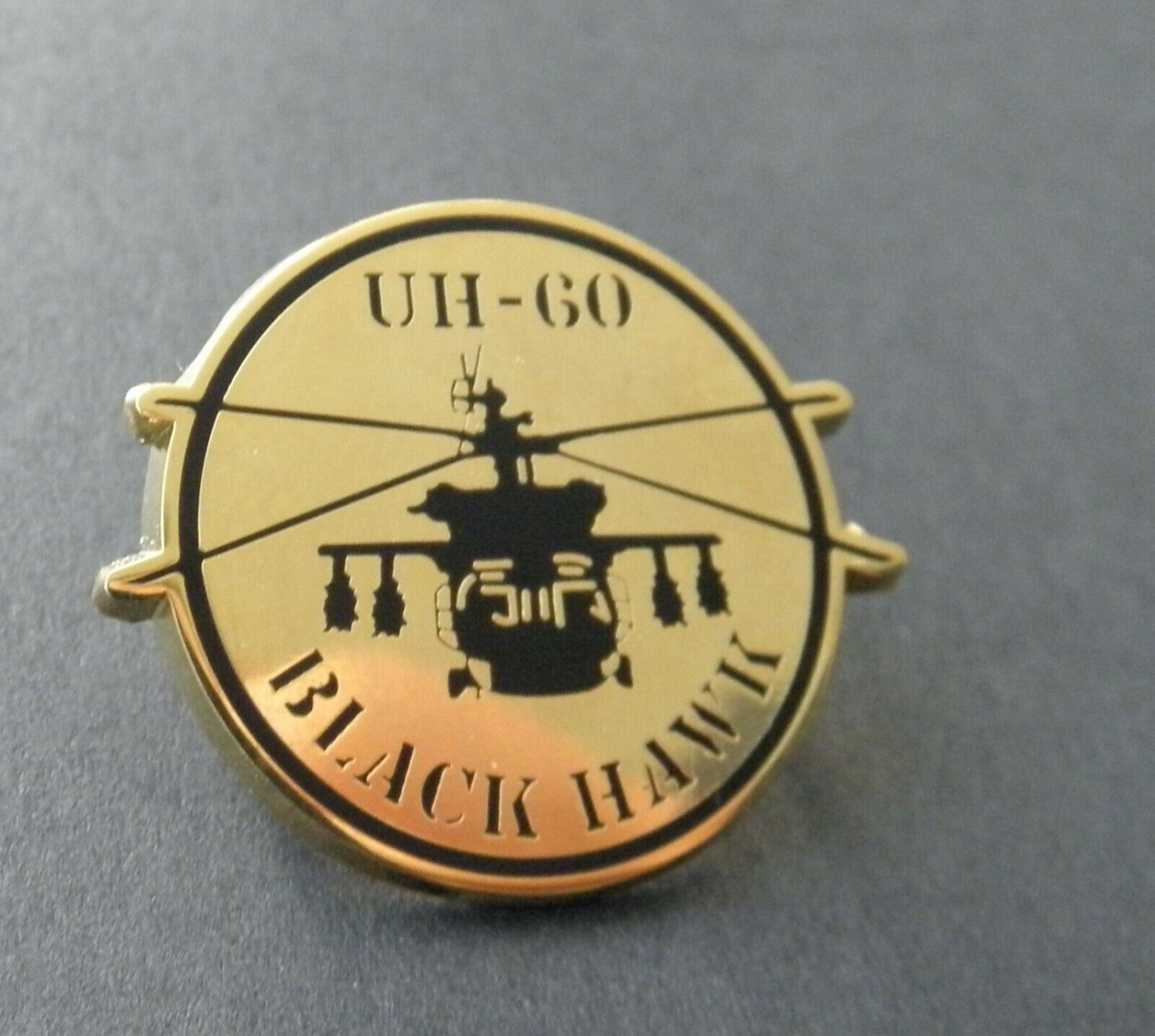BLACK HAWK UH-60 US ARMY HELICOPTER GOLD COLORED LAPEL PIN BADGE 1.2 INCHES