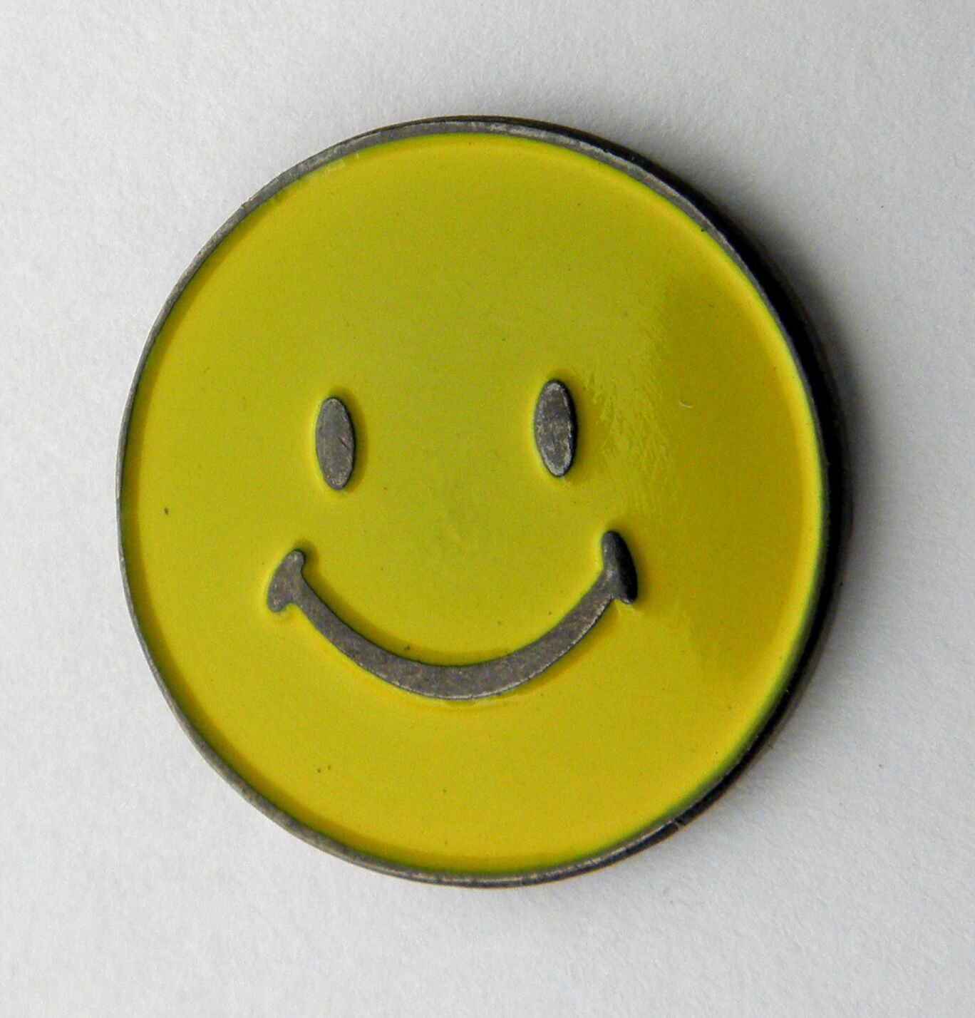SMILEY FACE SMILE SIGN HAPPY EMOJI EMOTICON LAPEL PIN BADGE 1 INCH