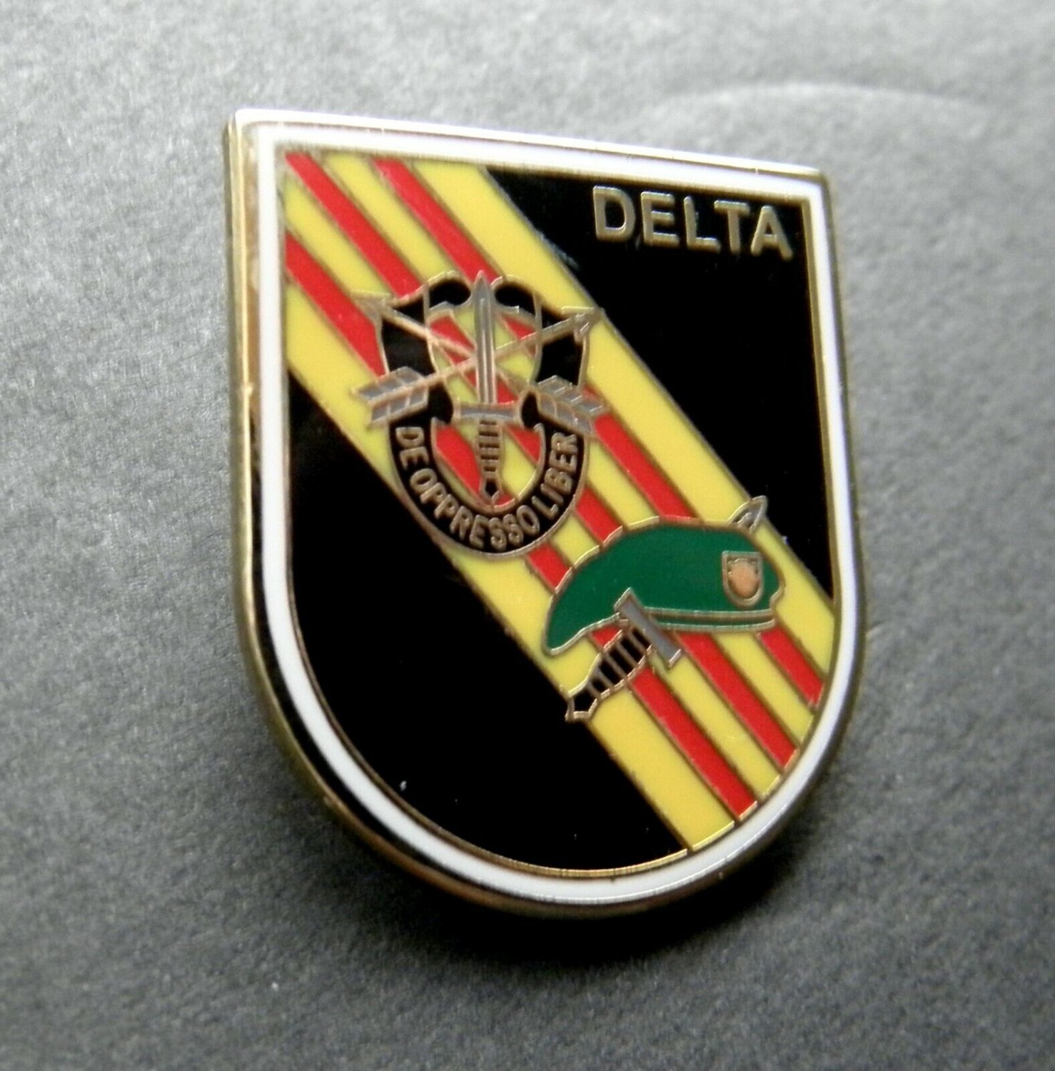 ARMY DELTA FORCE FLASH SPECIAL FORCES LAPEL PIN BADGE 7/8 x 1 INCH