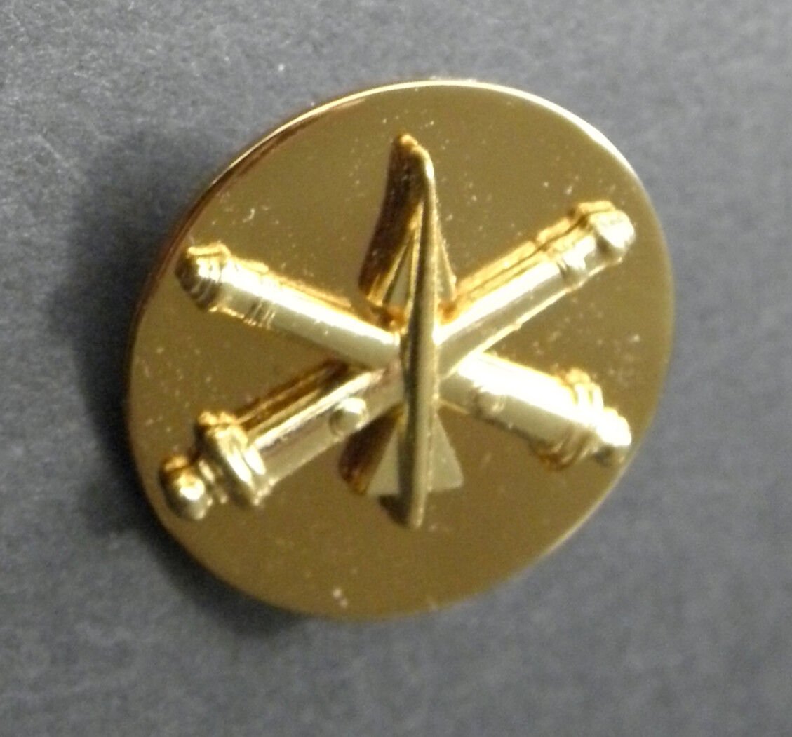 US ARMY ARTILLERY AIR DEFENSE GOLD COLORED LAPEL HAT PIN BADGE 1 INCH