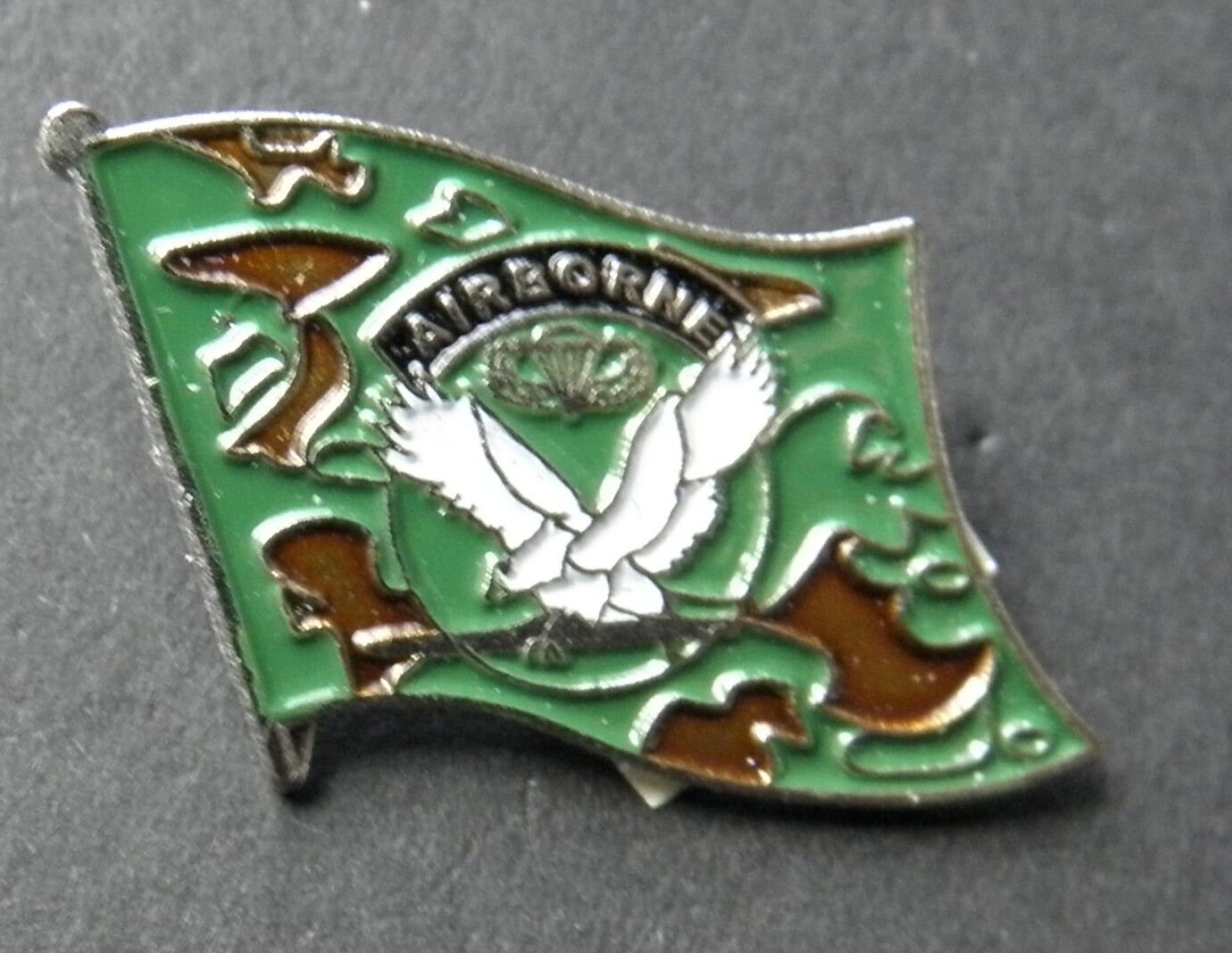 US ARMY 101ST AIRBORNE DIVISION CAMO FLAG LAPEL PIN 3/4 INCH