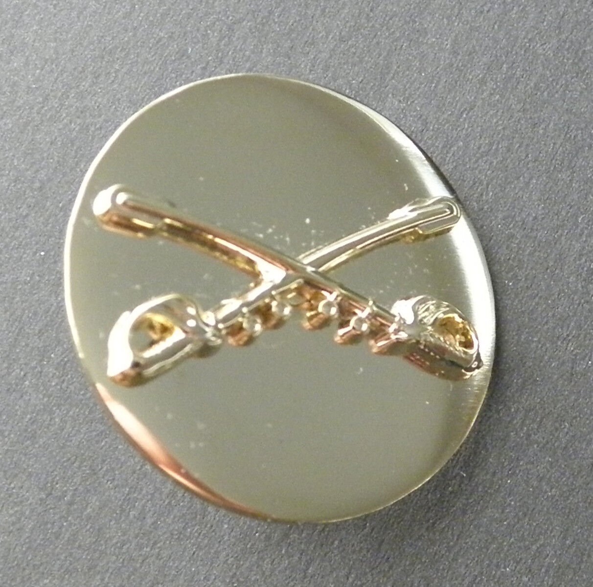 US ARMY CAVALRY SWORDS GOLD COLORED LAPEL HAT PIN BADGE 1 INCH