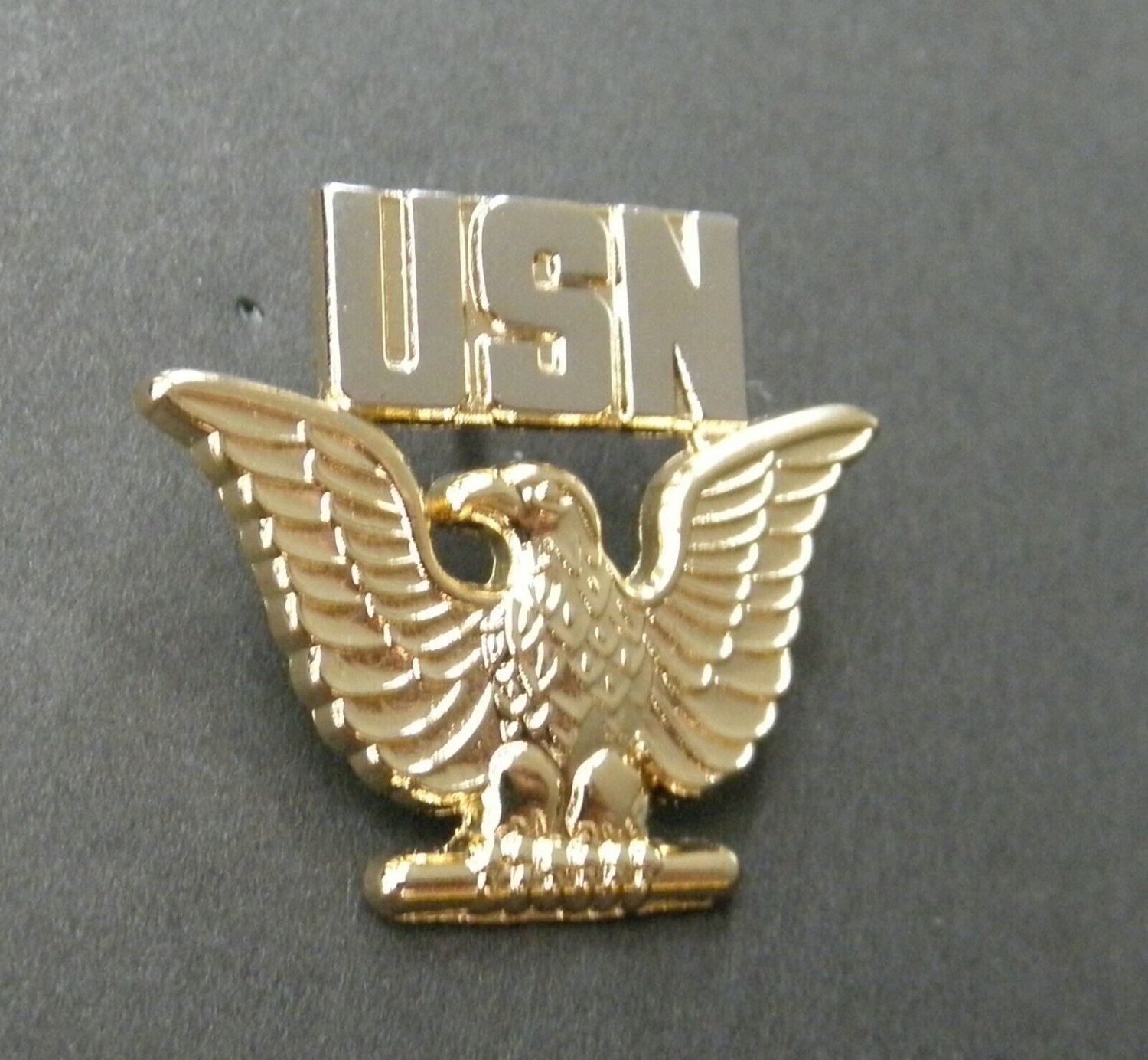 US NAVY USN ENLISTED GOLD SILVER COLORED EAGLE LAPEL PIN BADGE 1 INCH