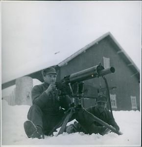 1940 Norwegian Soldiers with machine gun. - 8x10 photo
