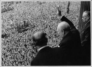 Winston Churchill waving hand. - 8x10 photo