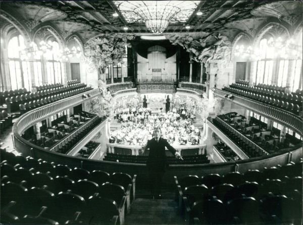 Salvador Dali standing in auditorium. - 8x10 photo