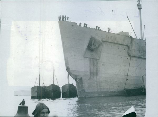 The damage bow of Queen Mary on arrival in a harbour after the accident ...