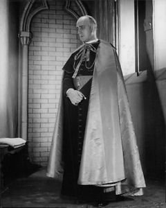 Alec Guinness standing. - 8x10 photo
