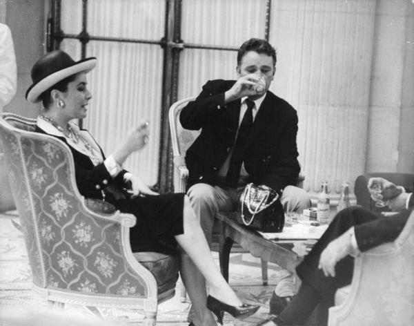Elizabeth Taylor with friends. - 8x10 photo