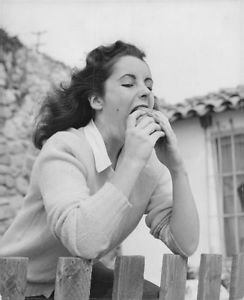 Elizabeth Taylor eating. - 8x10 photo