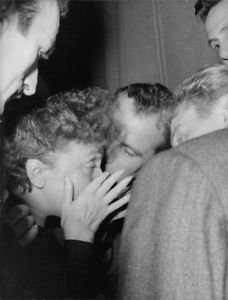 Edith Piaf crying. - 8x10 photo