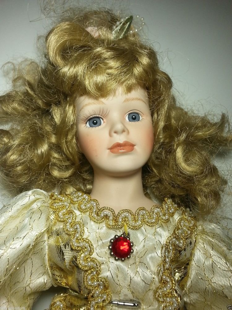 VICTORIA DOLL 18 INCHES TALL