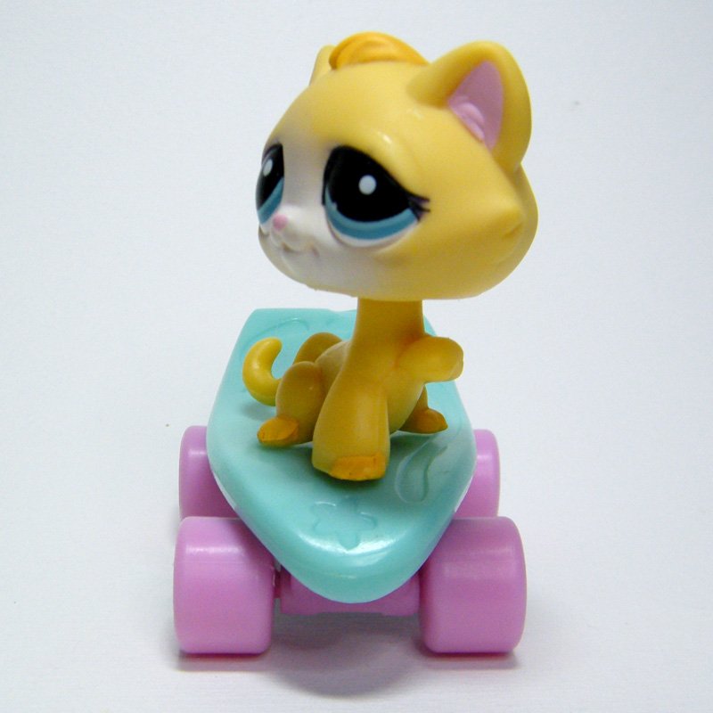 Littlest Pet Shop # 1035 Yellow Tabby CAT on # 122 Skateboard