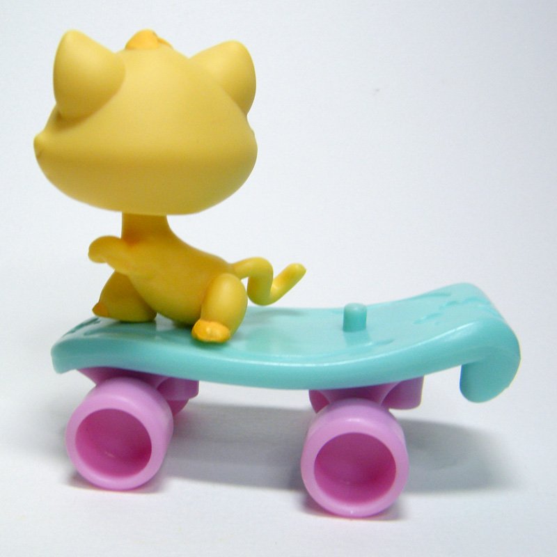 Littlest Pet Shop # 1035 Yellow Tabby CAT on # 122 Skateboard
