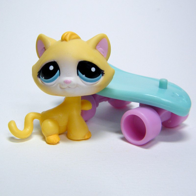 Littlest Pet Shop # 1035 Yellow Tabby CAT on # 122 Skateboard