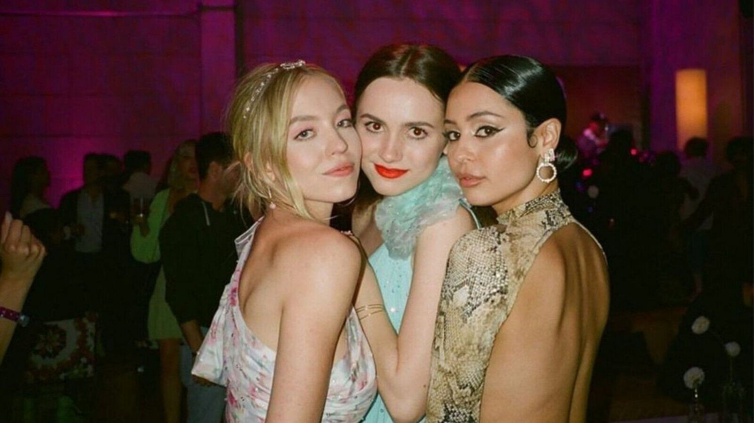 EUPHORIA SYDNEY SWEENEY ALEXA DEMIE 8x10 GLOSSY Photo