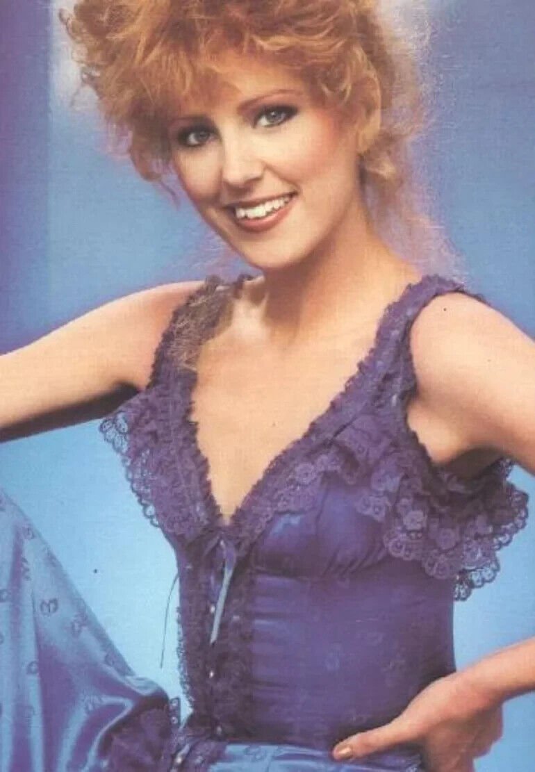 BEAUTIFUL SHELLY WEST 8X10 Photo