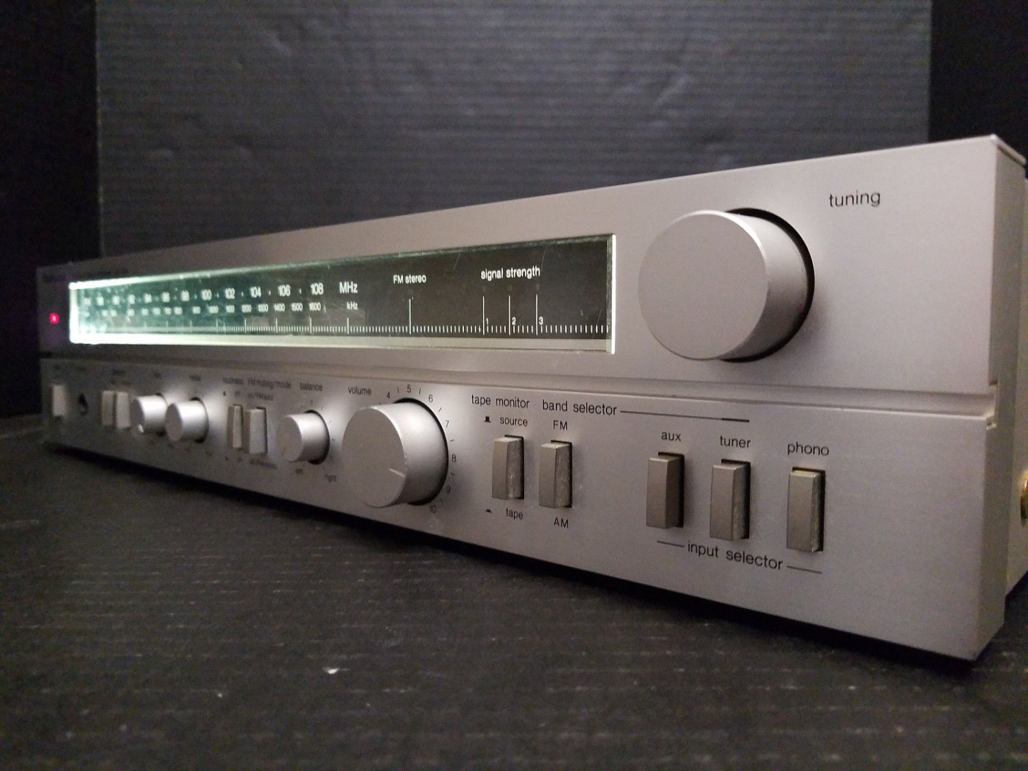 VINTAGE TECHNICS SA-104 AM/FM STEREO RECEIVER TECHNICS STEREO RECEIVER